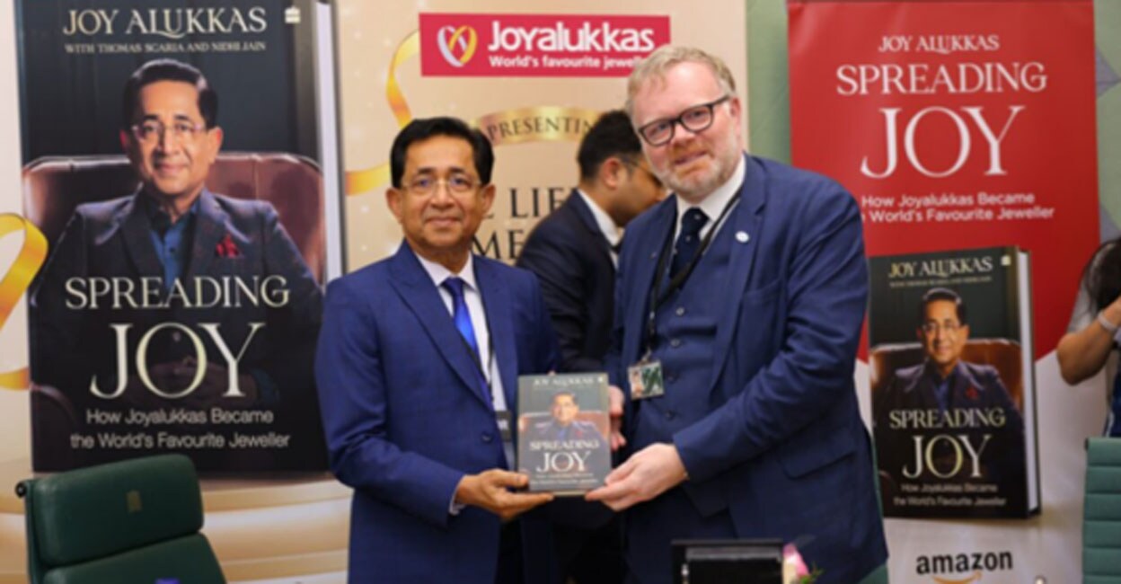 സ്പ്രെഡിംങ് ജോയ് - ബ്രിട്ടീഷ് പാർലമെന്റ് അംഗങ്ങൾക്ക് ആത്മകഥ സമ്മാനിച്ച് ജോയി ആലൂക്കാസ് ചെയർമാ ...