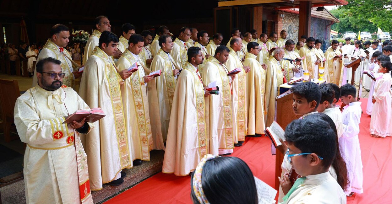 ഭക്തി സാന്ദ്രമായ വാൽസിങാം തീർഥാടനത്തിൽ പങ്കെടുത്തത് ആയിരങ്ങൾ