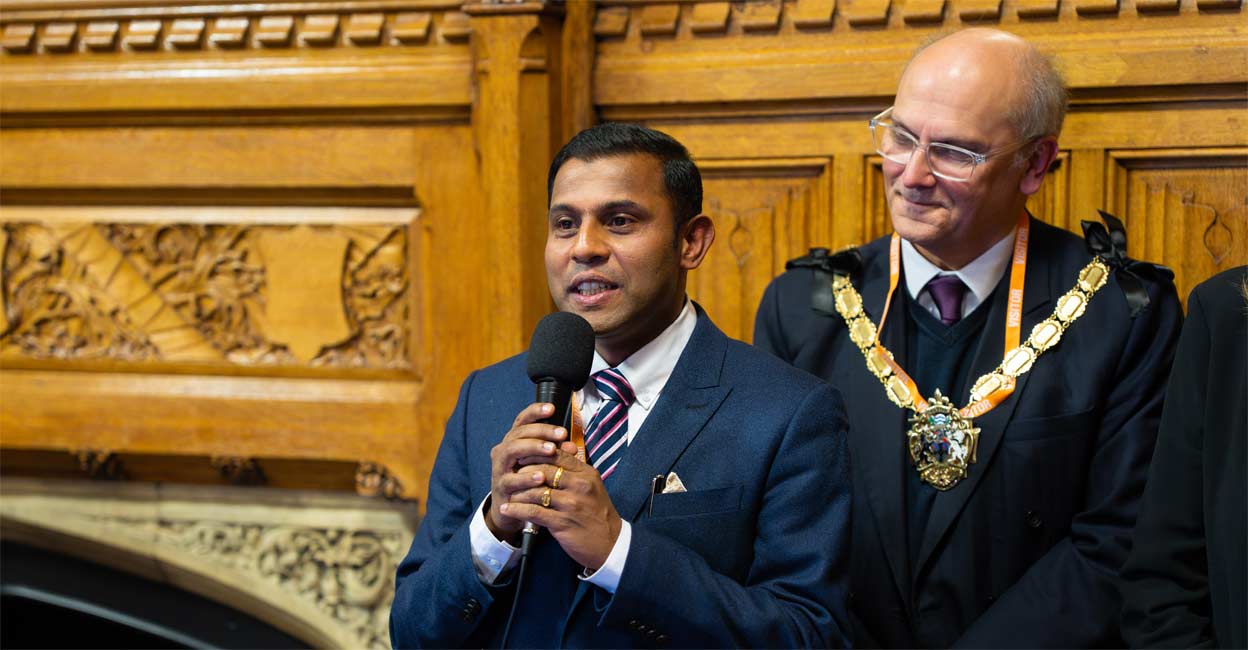 മലയാളി പൊളിയല്ലേ ഇരട്ട പുരസ്കാരത്തിളക്കം ഡോ ബിന്റോ സൈമണിന് ബ്രിട്ടിഷ് ...