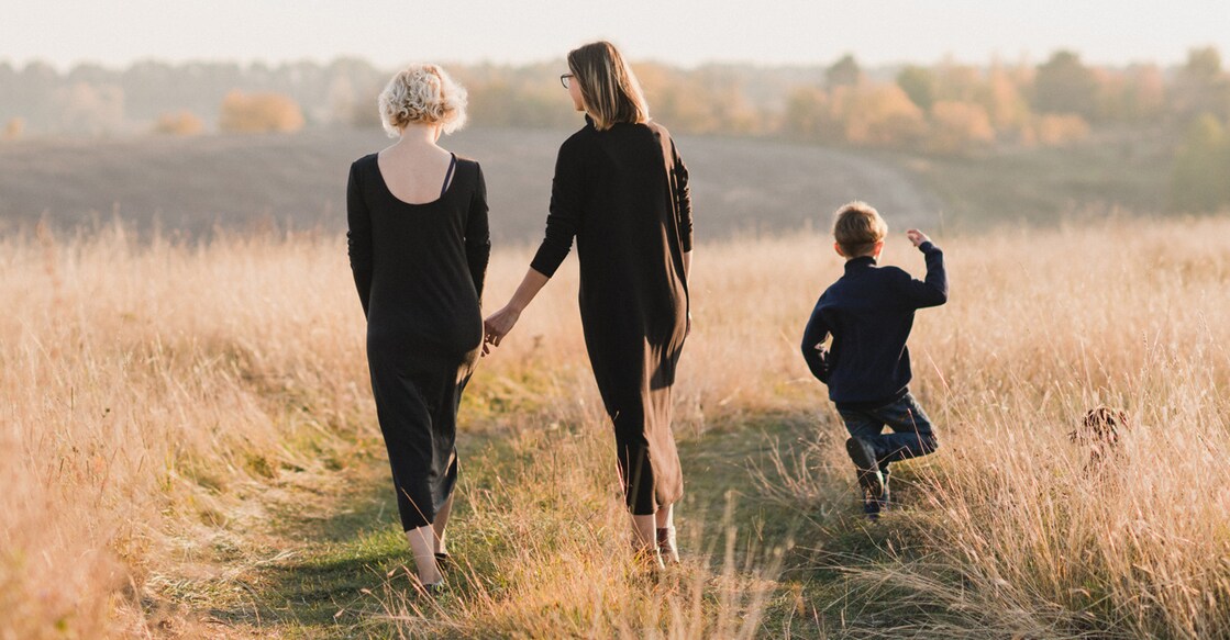 സ്വവർഗ സ്ത്രീ ദമ്പതികളെ കുട്ടിക്ക് ജനന സർട്ടിഫിക്കറ്റിൽ രക്ഷകർത്താക്കളായി രജിസ്റ്റർ ചെയ്യാം ...