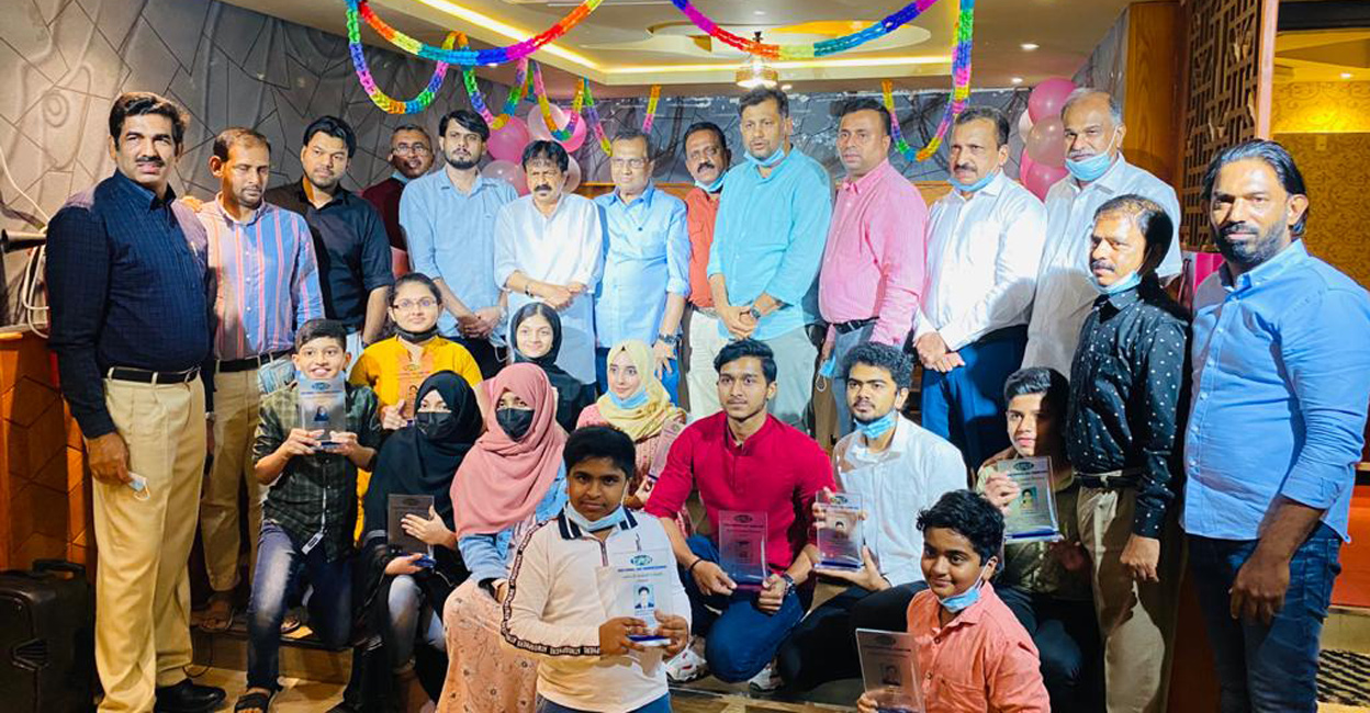 കെസെഫ് - സ്കൊളാസ്റ്റിക് സ്വർണമെഡൽ സമ്മാനിച്ചു