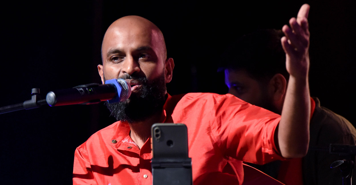 ‘വിപ്ലവ ഗാനം ആലപിച്ചത് പ്രേക്ഷകർ ആവശ്യപ്പെട്ടിട്ട്, ദേവസ്വം ...