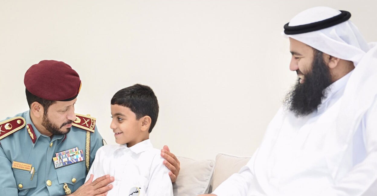 സഹപാഠിയുടെ ജീവൻ രക്ഷിച്ച 'ചെറിയ രക്ഷകന്' ഷാർജ പൊലീസിന്‍റെ ആദരം ...