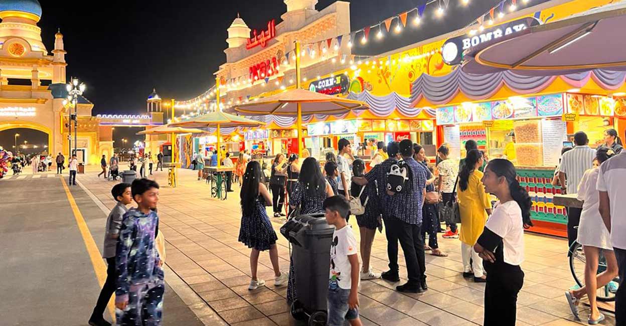 ഇന്ത്യന്‍ 'ചാറ്റ്' രുചിനുകരാൻ ഗ്ലോബല്‍ വില്ലേജില്‍ തിക്കും തിരക്കും