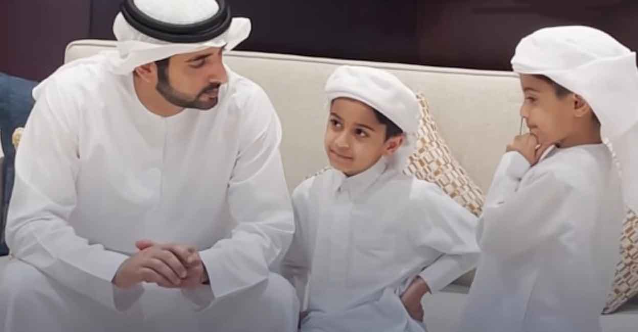 ദേശീയഗാനം കേട്ടപാടെ വെയിലത്ത് നിശ്ചലമായി നിന്ന് രണ്ട് കുരുന്നുക ...