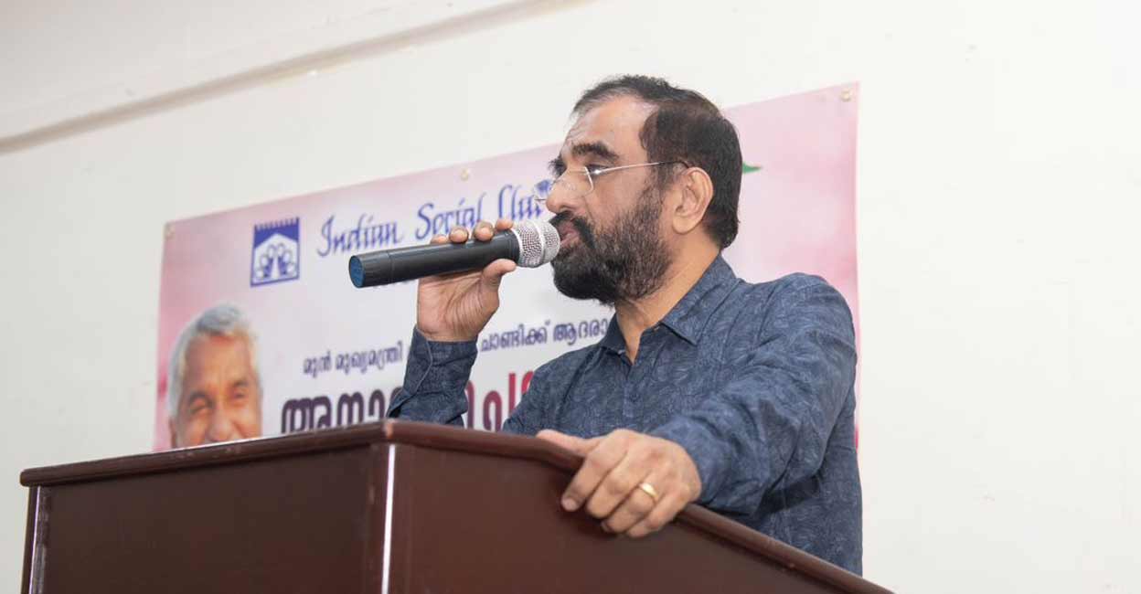 വിമാനത്തിലും ഫയലുകളുമായി യാത്ര ചെയ്തിരുന്ന മുഖ്യമന്ത്രിയായിരുന്നു ...