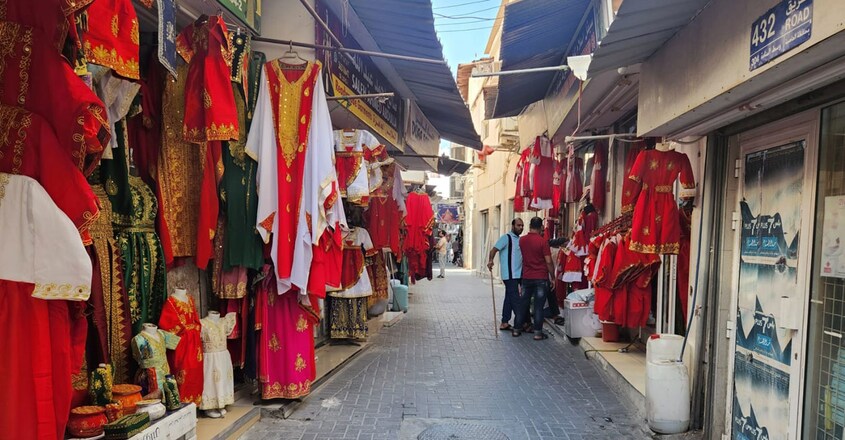 ബഹ്‌റൈനിൽ ദേശീയ ദിനം അരികെ: പതാകവർണ്ണങ്ങളിൽ മൂടി സൂഖുകൾ - Bahrain ...