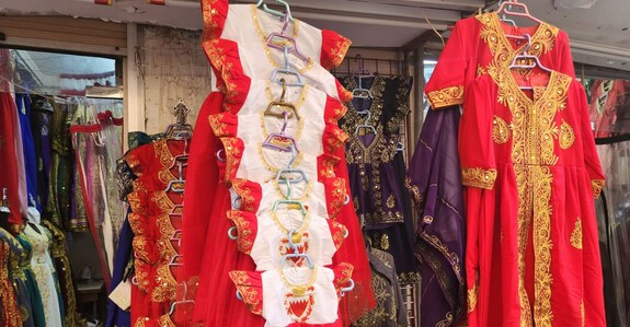 ബഹ്‌റൈനിൽ ദേശീയ ദിനം അരികെ: പതാകവർണ്ണങ്ങളിൽ മൂടി സൂഖുകൾ - Bahrain ...