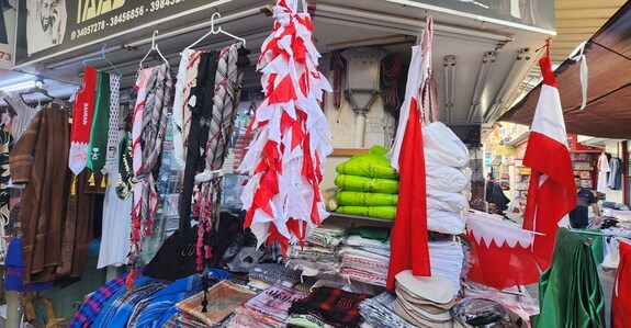 ബഹ്‌റൈനിൽ ദേശീയ ദിനം അരികെ: പതാകവർണ്ണങ്ങളിൽ മൂടി സൂഖുകൾ - Bahrain ...