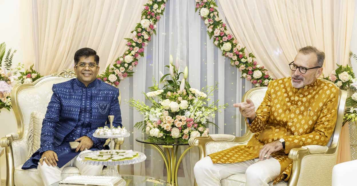 മലയാളി വ്യവസായിയുടെ ദീപാവലി ആഘോഷങ്ങളിൽ സംബന്ധിച്ച് ബഹ്‌റൈൻ തൊഴി ...