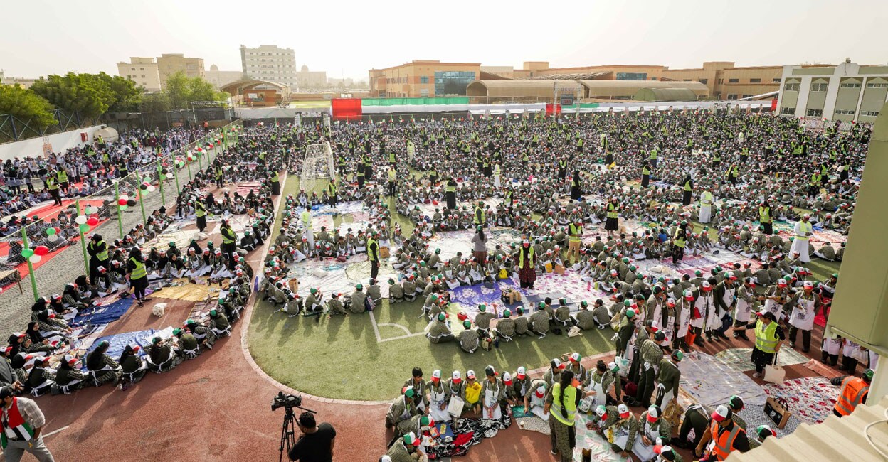 പതിനായിരത്തിലേറെ ബ്രഷുകൾ ഒന്നിച്ച് ചലിച്ചു വർണച്ചിത്രങ്ങൾക്കൊപ്പം ഷാ ...