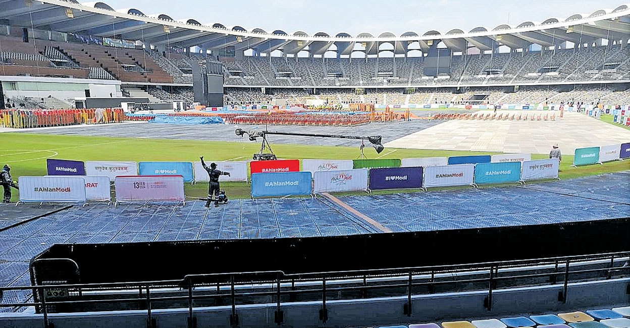 അഹ്‌ലൻ മോദിക്ക് ഒരുങ്ങി ഷെയ്ഖ് സായിദ് സ്റ്റേഡിയം പ്രവേശനം 35,000 പേ ...