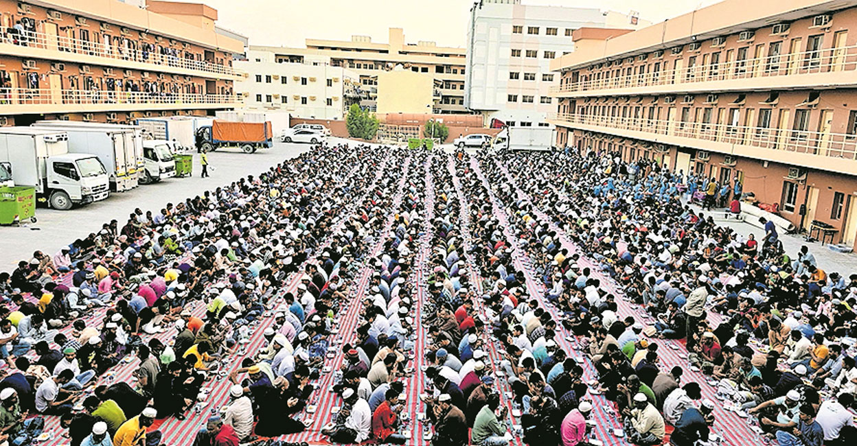 ആയിരങ്ങളെ അന്നമൂട്ടി യുഎഇയിലെ ലേബർ ക്യാംപുകളിൽ ദിവസവും ഇഫ്താർ - Model ...