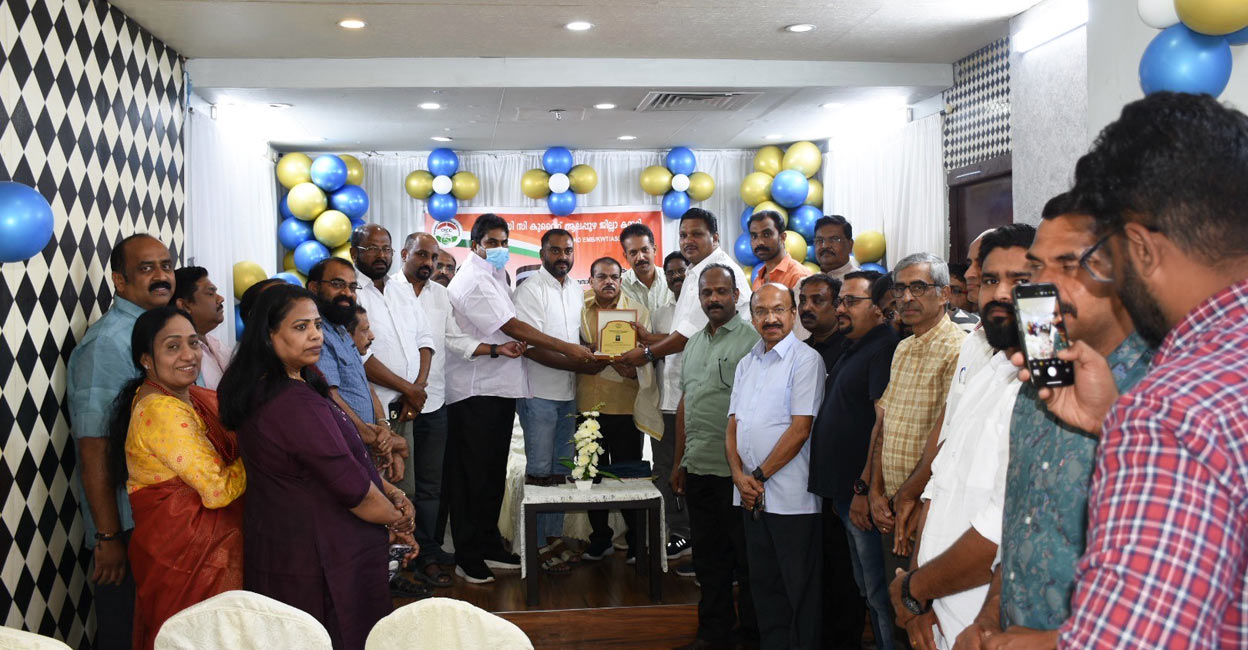 അബ്ദുൽ റഹ്മാൻ പുഞ്ചിരിക്ക് ഒഐസിസി കുവൈറ്റ് യാത്രയയപ്പ് നൽകി - Abdul ...