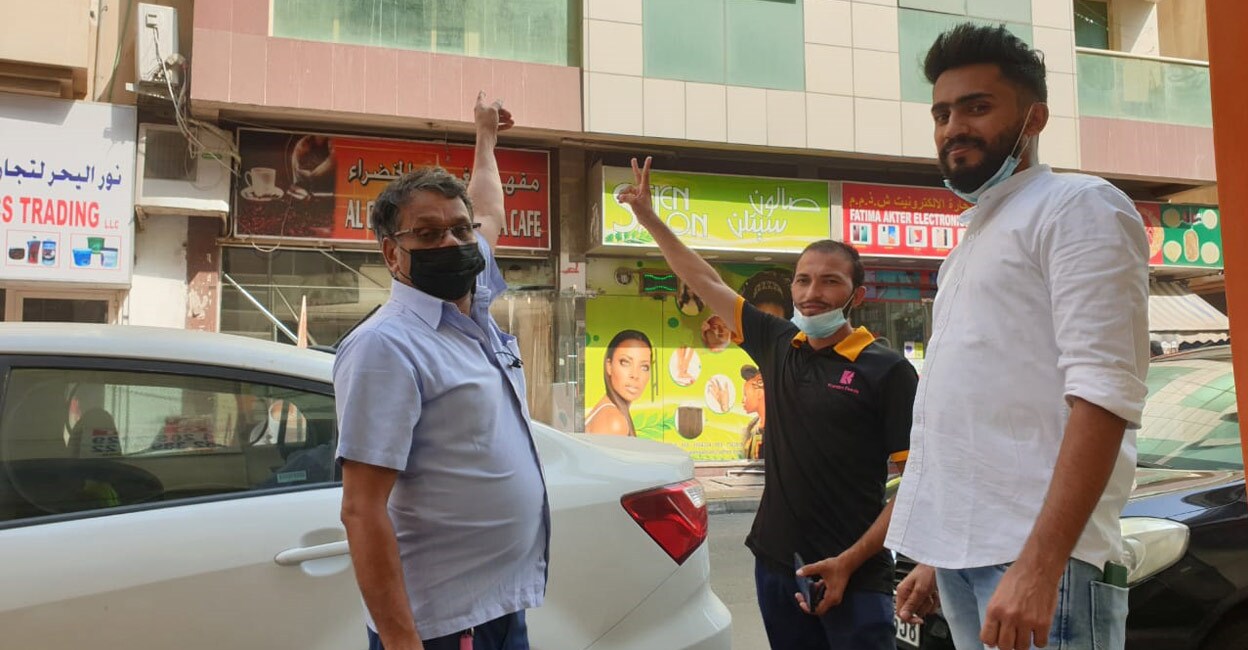 പൂച്ചക്കുട്ടിയെ രക്ഷിച്ച് പാക്ക് സ്വദേശി വിഡിയോ വൈറല്‍ ഇതൊന്നുമറിയാതെ ...