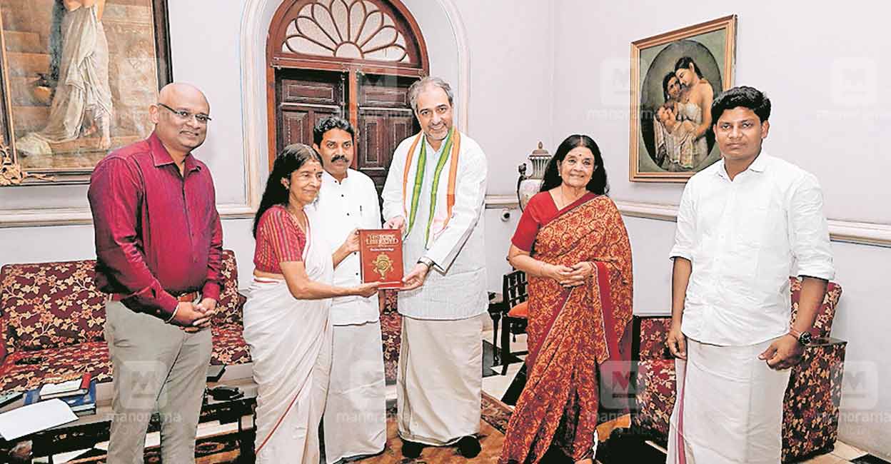 തിരുവിതാംകൂർ രാജവംശത്തിന്റെ ചരിത്രം പുസ്തകമാക്കാൻ ‍ഡോ.ഹുമൻ കേരളത്തി ...