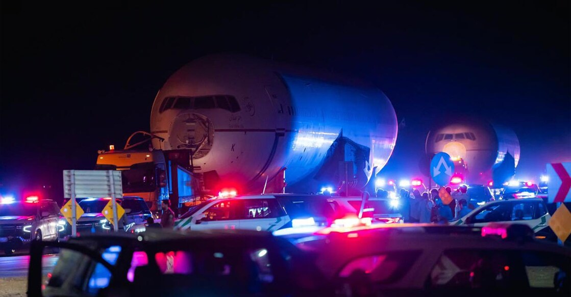 കാത്തു നിന്ന ആരാധകരുടെ കൗതുക സ്നേഹചിത്രങ്ങളിൽ ഇടംപിടിച്ച് സൗദിയ വിമാനം ...