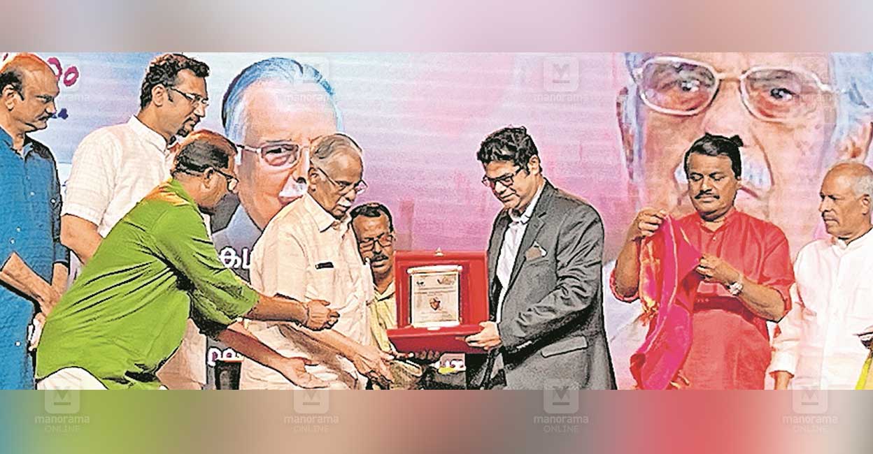 കഥാകുലപതി പുരസ്കാരം ടി പത്മനാഭന് സമ്മാനിച്ചു - Kathakulapati award ...
