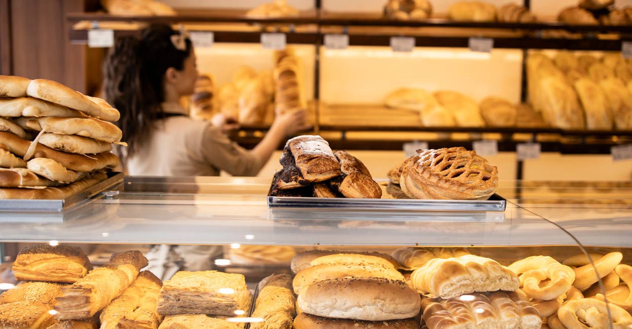 ഭക്ഷ്യസുരക്ഷാ നിയമലംഘനം അബുദാബിയിലെ പ്രമുഖ ബേക്കറിക്ക് പൂട്ടിട്ട് അധികൃതർ - Abu Dhabi bakery ...