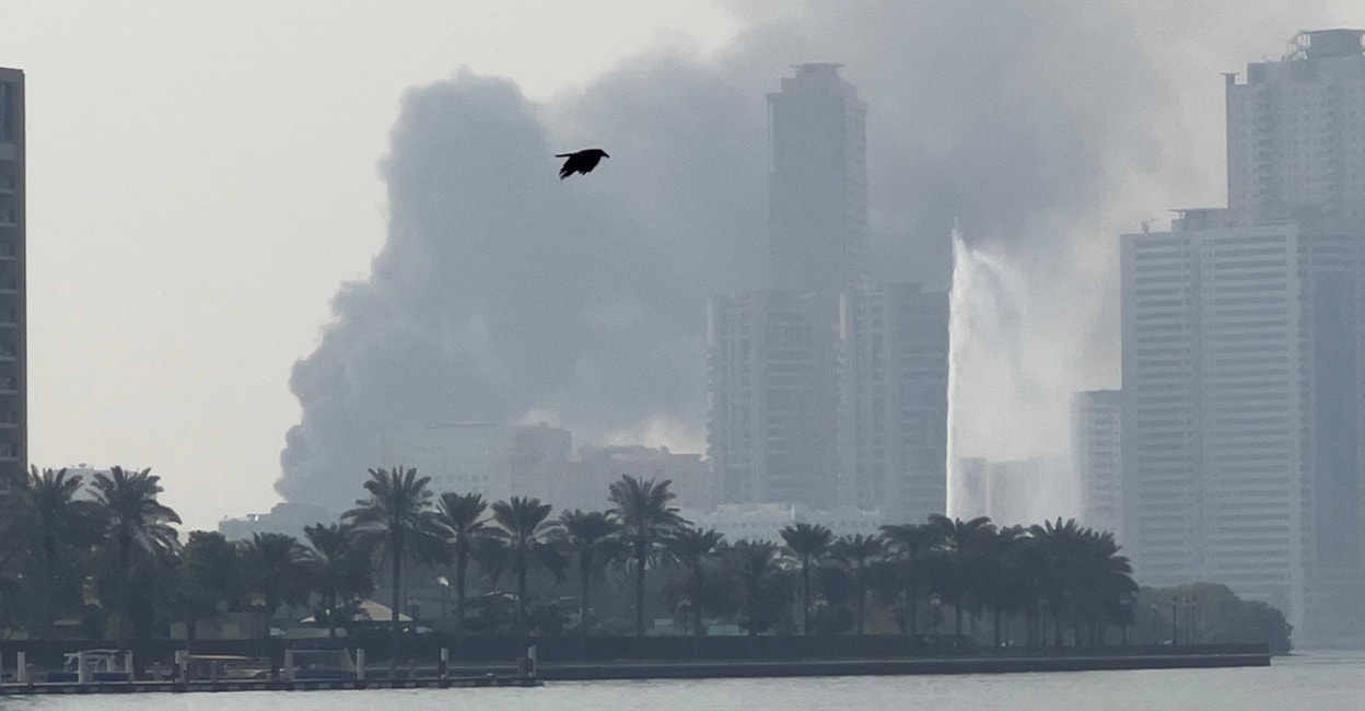 ആകാശം കറുപ്പിച്ച് പുക ഷാർജ വ്യവസായ മേഖലയിൽ വൻ തീപിടിത്തം കാരണം അവ്യക്തം ...