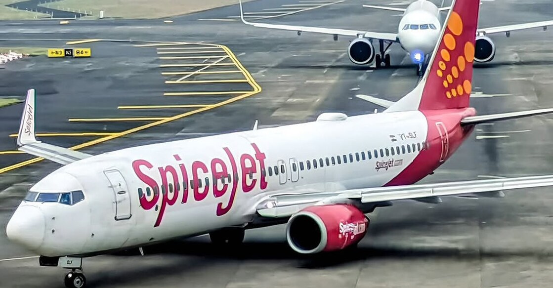 ബോഡിങ് പാസ് എടുത്തു ദുബായിലേക്കുള്ള വിമാനം കയറാൻ കാത്തുനിൽക്കുമ്പോ ...