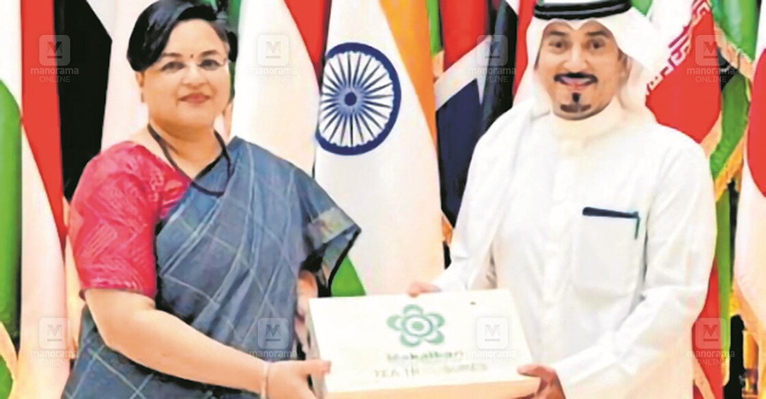 കുവൈത്തിലെ ആദ്യ വനിതാ സ്ഥാനപതി പരമിത ത്രിപാഠി ചുമതലയേറ്റു - Indian ...