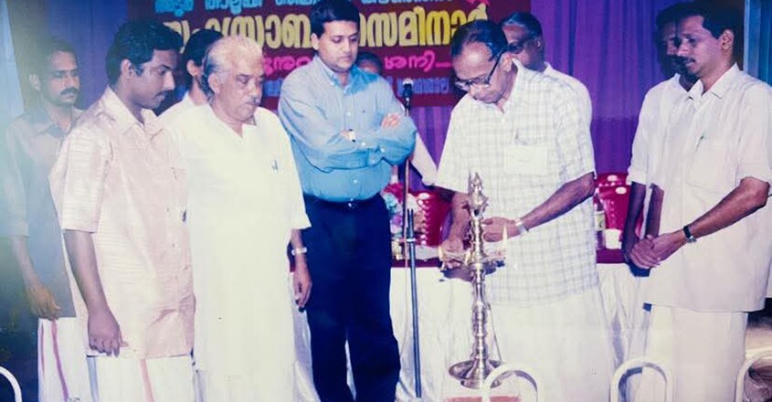 ഗൾഫ് പ്രവാസം അവസാനിപ്പിച്ച് മനോജ് ചന്ദനപ്പള്ളി നാട്ടിലേക്ക് മടങ്ങുന്നു ...
