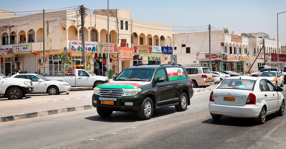 ഒമാൻ ദേശീയ ദിനം വാഹനങ്ങൾ അലങ്കരിക്കാൻ അനുമതി മാർഗനിർദേശങ്ങ ...