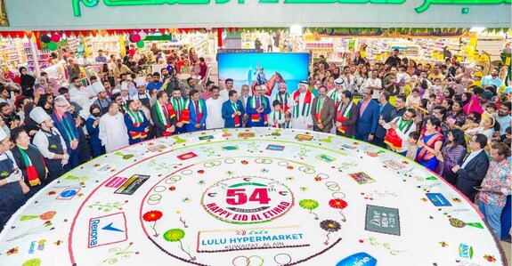 2000 കിലോ ഭീമൻ കേക്ക് ലുലുവിന്റെ ഈദ് അൽ ഇത്തിഹാദ് മധുരം 5000 പേർക്ക് ...