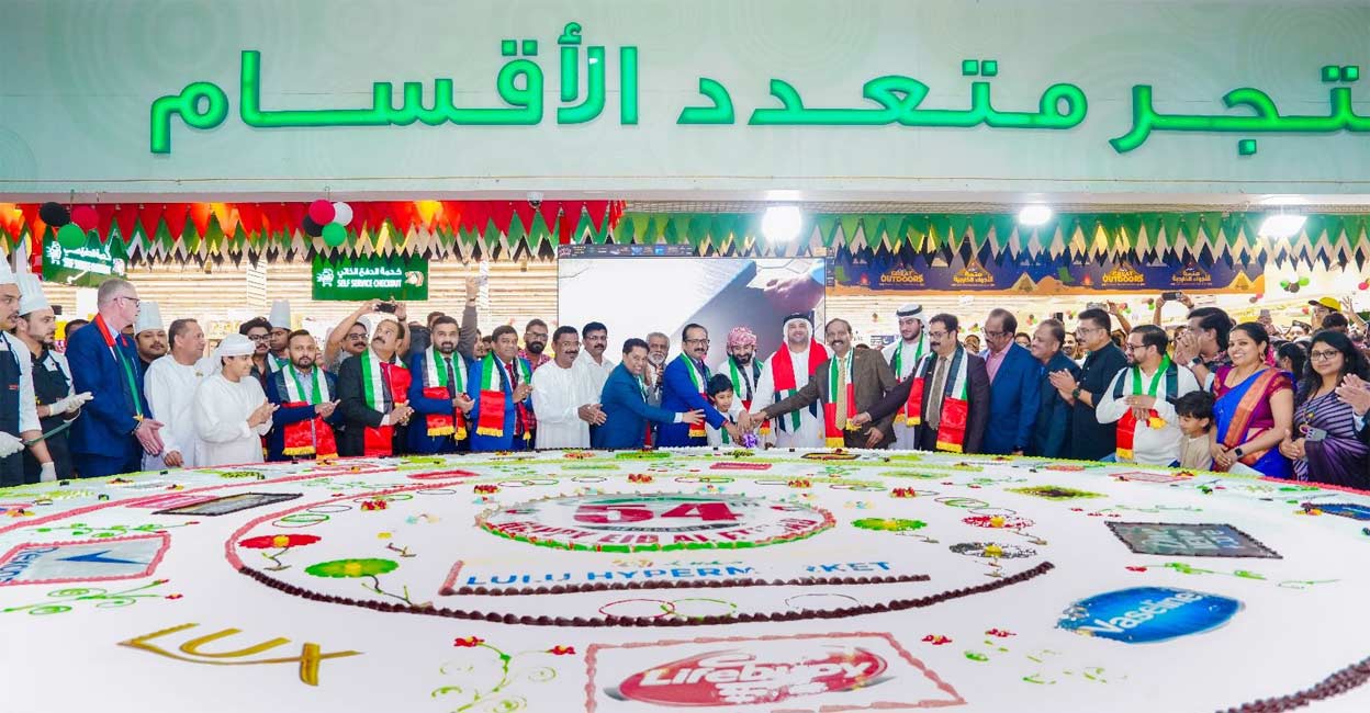 2000 കിലോ ഭീമൻ കേക്ക് ലുലുവിന്റെ ഈദ് അൽ ഇത്തിഹാദ് മധുരം 5000 പേർക്ക് ...