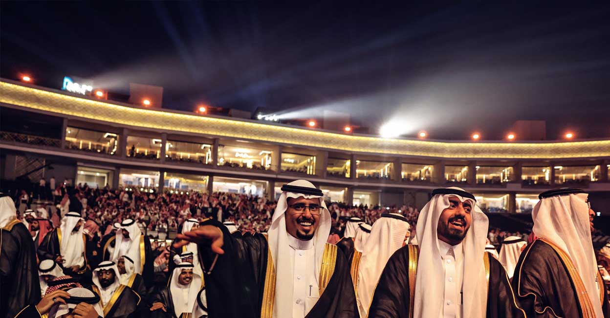 300 ദമ്പതികളുടെ സമൂഹ വിവാഹം നടത്തി റിയാദ് സീസൺ ദമ്പതികൾക്ക് കാറും വീടും ...