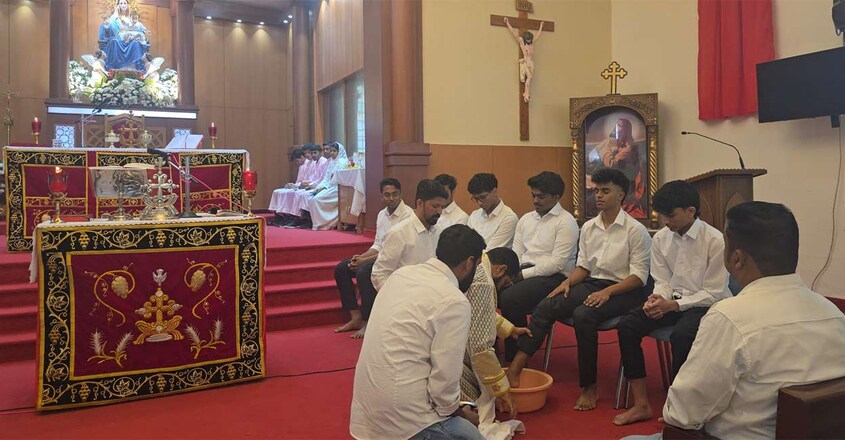 കുവൈത്ത് അഹ്മദി ഔവര്‍ ലേഡി ഓഫ് അറേബ്യ പള്ളിയില്‍ പെസഹാ തിരുനാള് ...