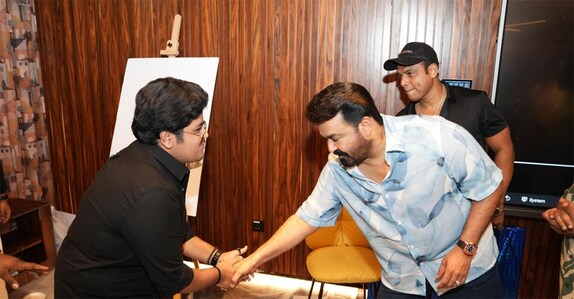അമ്മയുടെ തോളിലേക്ക് ചാഞ്ഞ് ചെറുപുഞ്ചിരിയോടെ ലാലേട്ടൻ മണലിൽ തീർത്ത ...