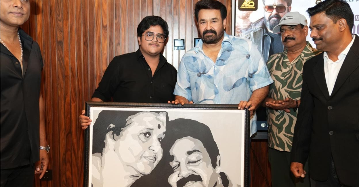 അമ്മയുടെ തോളിലേക്ക് ചാഞ്ഞ് ചെറുപുഞ്ചിരിയോടെ ലാലേട്ടൻ മണലിൽ തീർത്ത ...