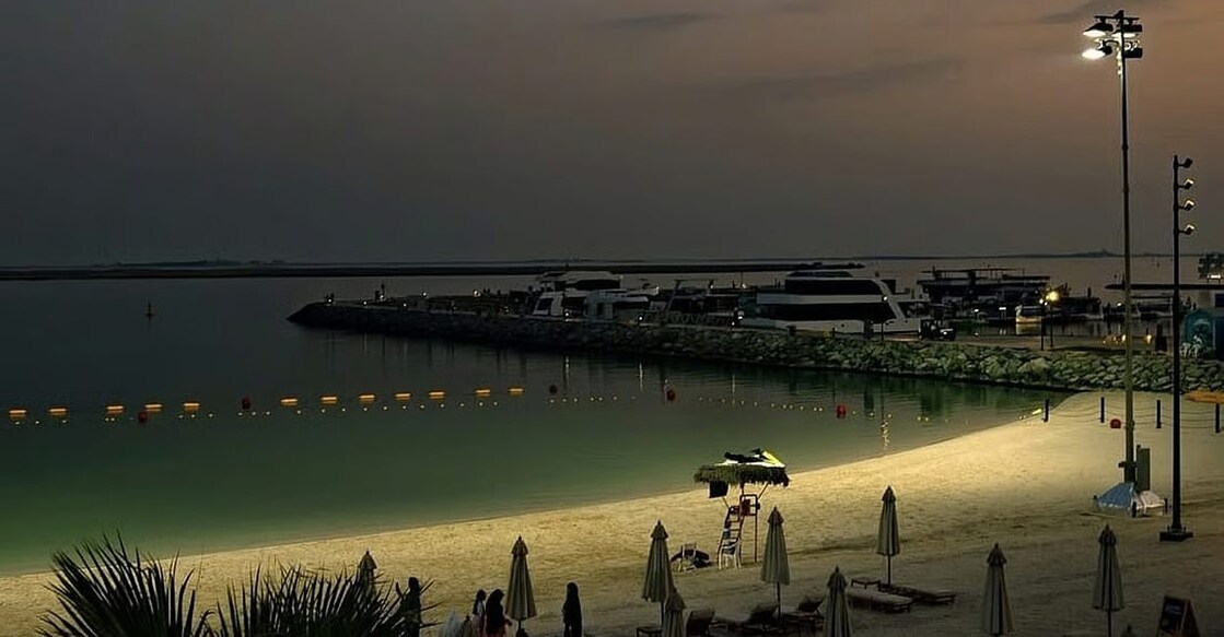 അബുദാബിയിലെ ആദ്യ ‘നൈറ്റ് ബീച്ച്’; നിലാവെളിച്ചത്തിൽ നീന്താം വിശ്രമിക്കാം ...