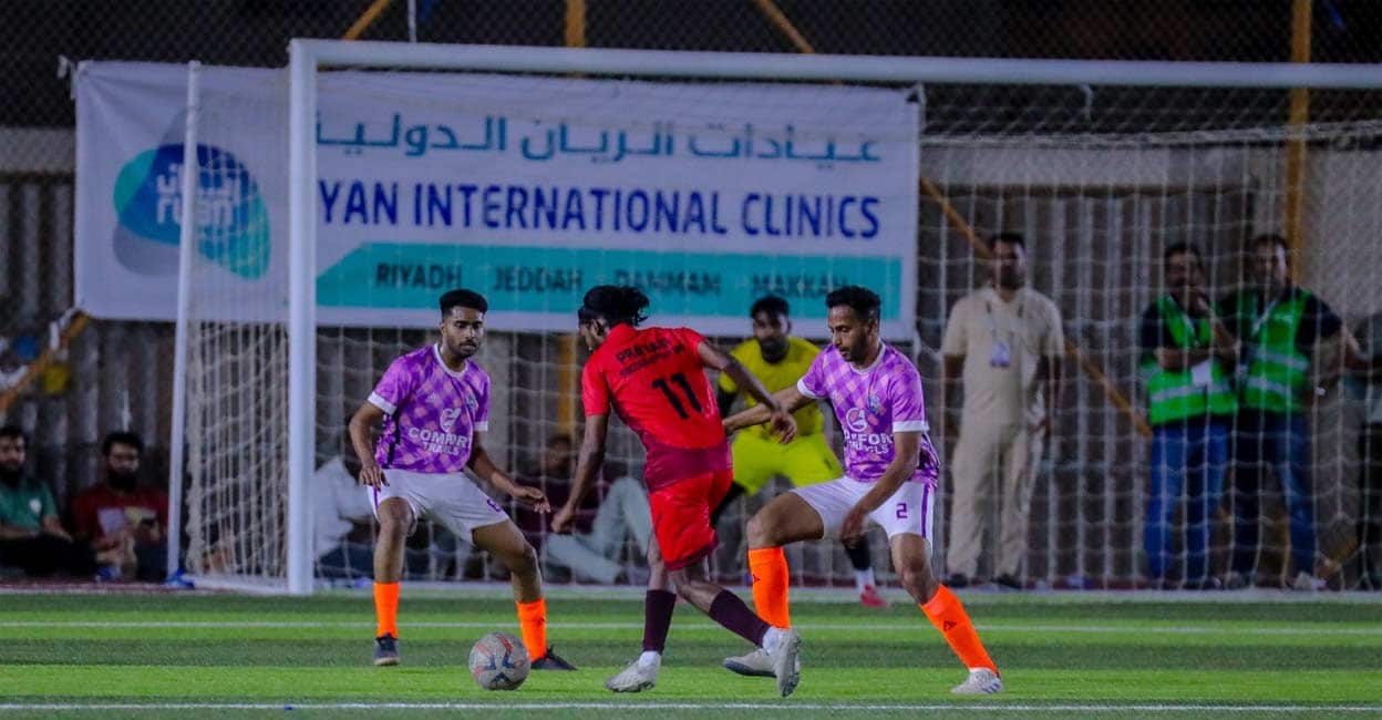 റയാൻ സൂപ്പർ കപ്പ് കെഎംസിസി കോഴിക്കോട് ജില്ലാ ടീമും റിയൽ കേരള എഫ്സിയും ...