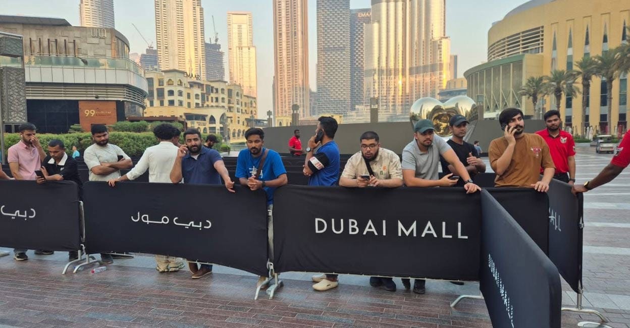 ദുബായിൽ തരംഗമായി പുതിയ ഐഫോൺ 17 പരമ്പര പ്രോ മാക്‌സിനായി തിക്കും തിരക്കും കോസ്മിക് ഓറഞ്ചിന് വ ...