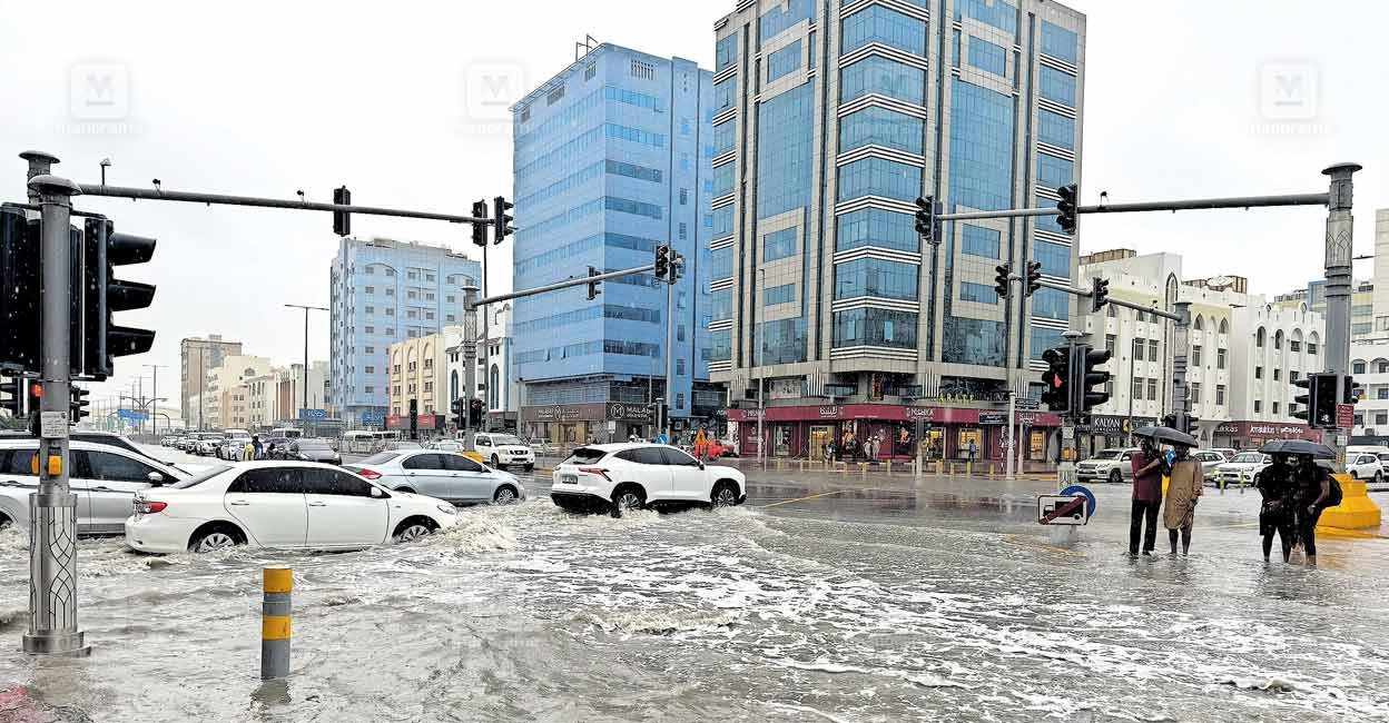 യുഎഇയിൽ കനത്ത മഴയും ആലിപ്പഴ വർഷവും | വിവിധയിടങ്ങളിൽ റെഡ് യെലോ അലർട്ട് ...