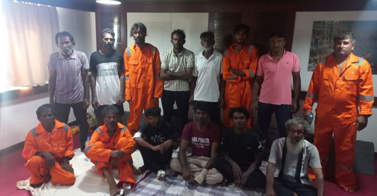 ഒമാന്‍ തീരത്ത് അപകടത്തില്‍പ്പെട്ട ഇന്ത്യന്‍ കപ്പല്‍ വിരാട് 1 ലെ മുഴുവന് ...