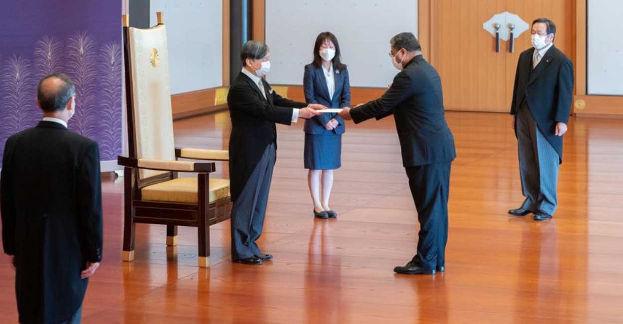 സിബി ജോർജ് യോഗ്യതാപത്രങ്ങൾ ജപ്പാൻ ചക്രവർത്തിക്ക് സമർപ്പിച്ചു