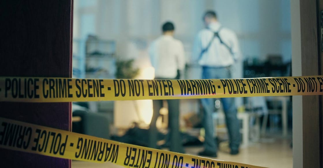 പിൻവാതിൽ വഴി അകത്ത് പ്രവേശിച്ച് പൊലീസ്; തോക്കുമായി കിടപ്പുമുറിയി ...