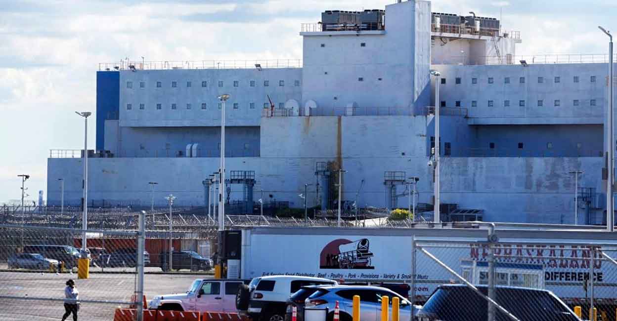 നദിയിലെ ചെളിവെള്ളത്തിൽ സദാ ആടിയുലഞ്ഞ് പേടിപ്പിക്കുന്ന യുഎസിലെ കപ്പ ...