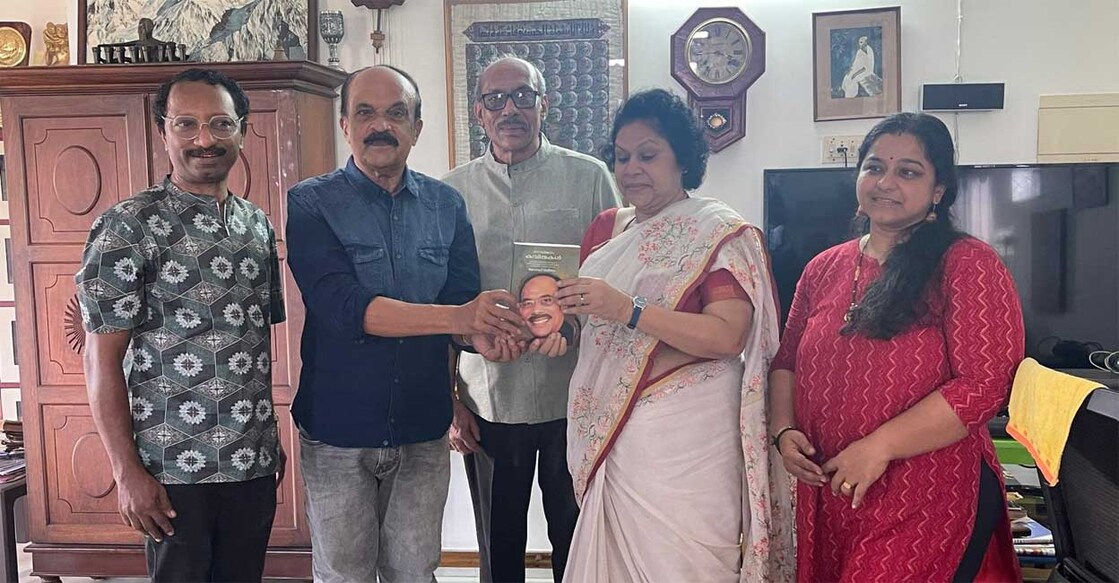 ജോസഫ് നമ്പിമഠത്തിന്റെ കവിതകളുടെ സമ്പൂർണ നമ്പിമഠം കവിതകൾ പ്രകാശനം ചെയ്തു ...