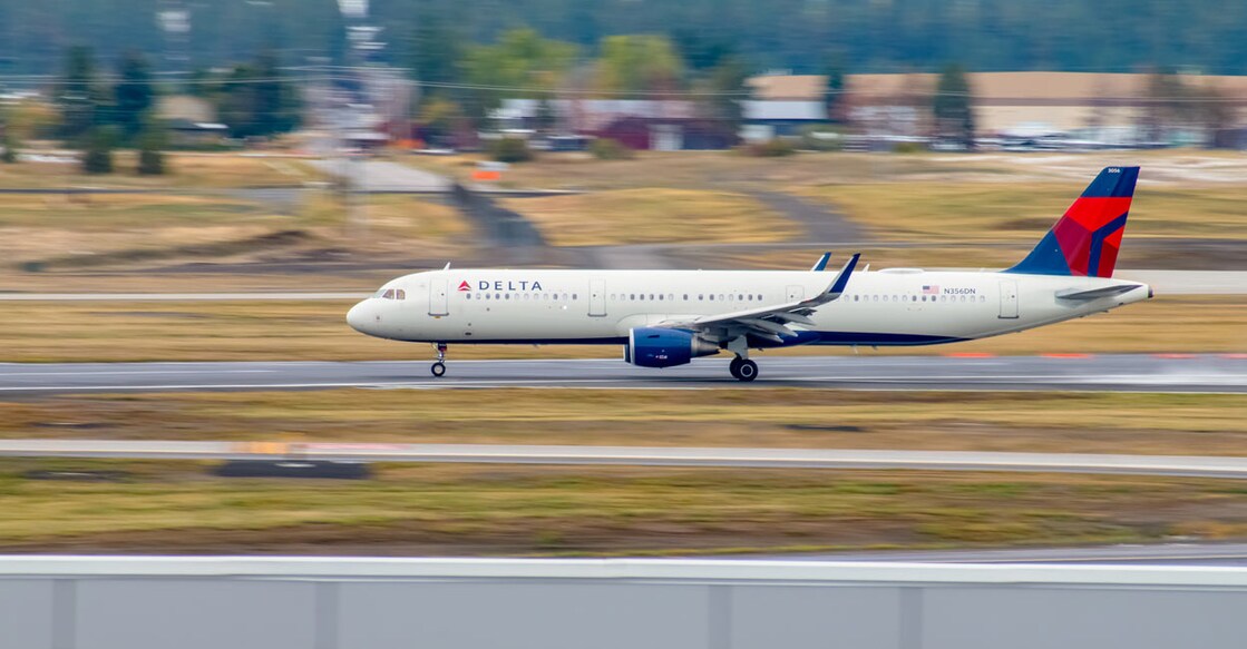 റൺവേയിൽ നേർക്കുനേർ രണ്ട് വിമാനങ്ങൾ; പൈലറ്റുമാരുടെ സമയോചിതമായ ഇടപെടലി ...