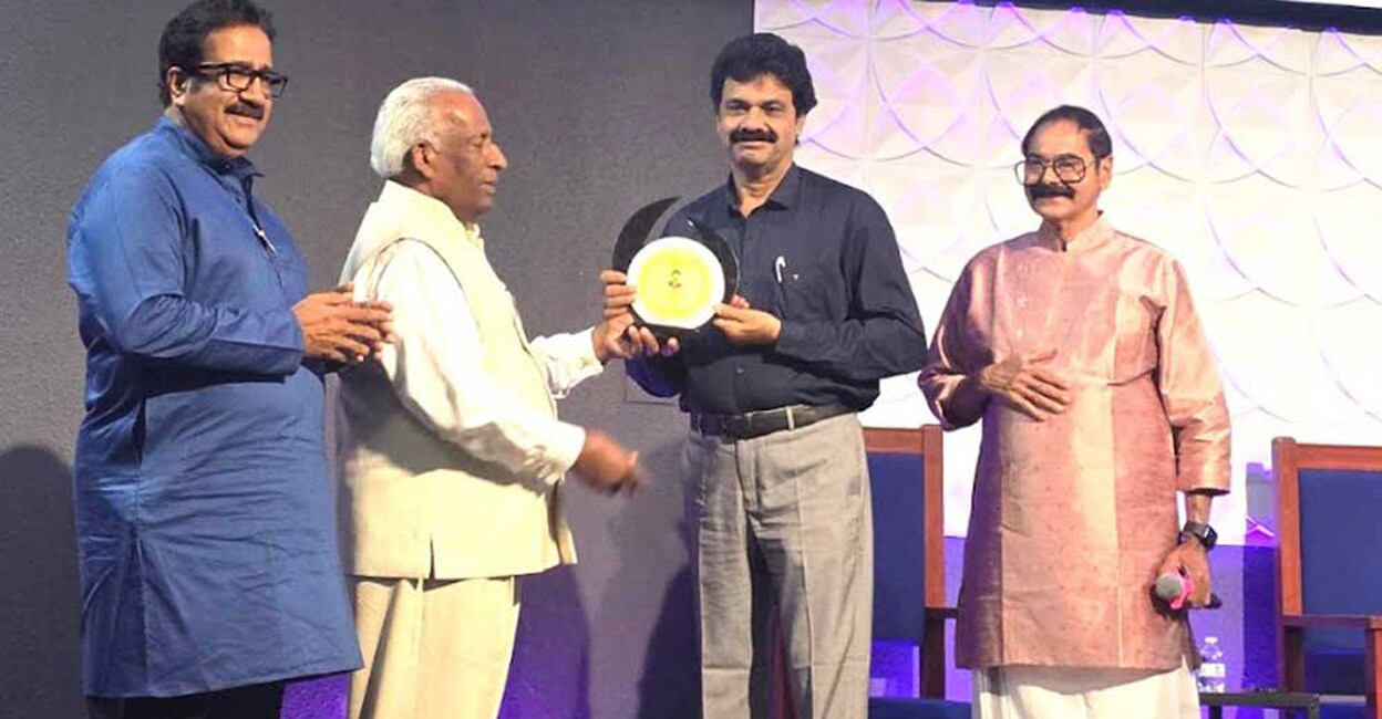 ദിവ്യധാര മ്യൂസിക്ക് മിനിസ്ട്രി അനുമോദനവും അവാര്‍ഡ് വിതരണവും ...