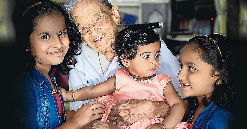 ലൈഫിൽ നോ പ്രഷർ, ഷുഗർ, 5 തലമുറകൾക്കൊപ്പം മേരിയമ്മയ്ക്ക് നൂറാം പിറന്നാൾ