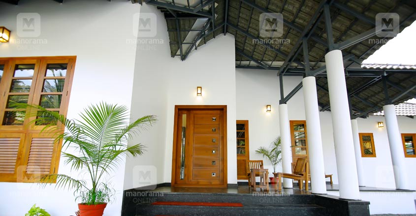 പുന്നമടക്കായലിന്റെ കാഴ്ചകളിലേക്ക് മിഴിതുറക്കുന്ന സുന്ദരവീട് | Riverside ...