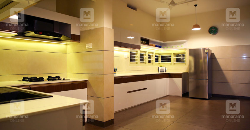 പുറമെ കണ്ടാൽ എന്ത് പാവം; പക്ഷേ അകത്തേക്ക് കയറിയാലോ! | Simple House Plan ...