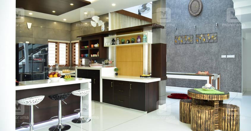 കണ്ടാൽ രണ്ടുനില, ഉള്ളിൽ നാലുനില! വേറെ ലെവലാണ് ഈ വീട്