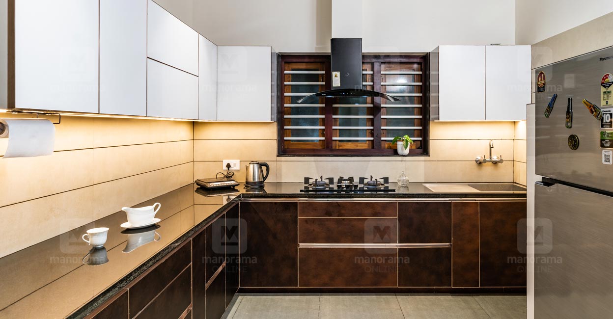 ഗൾഫിലിരുന്ന് 'വാട്സ്ആപ്' വഴി പണിതു! സാധാരണ ബജറ്റിൽ ആഡംബരവീട്; പ്ലാ ...